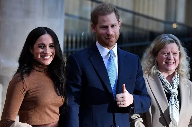 Rabe: Sarauniya Elizabeth ta goyi bayan Meghan Markle da Yarima Harry hoto # 1