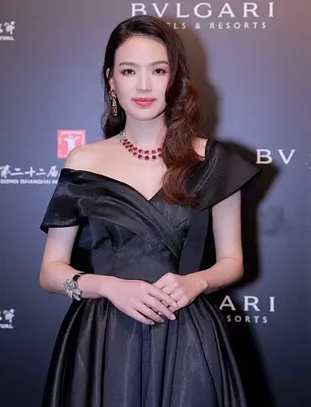 Shu Qi con collar y aretes de platino con rubíes y diamantes (1955) foto № 11