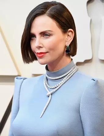 Charlize Theron portanta Serpenti-kolĉenon kun diamantoj en blanka oro foto # 15