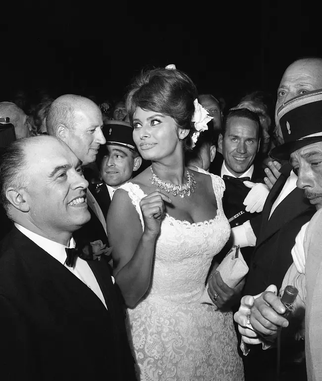 Sophia Loren usando um colar de tiara de platina e diamantes (1935) foto # 2