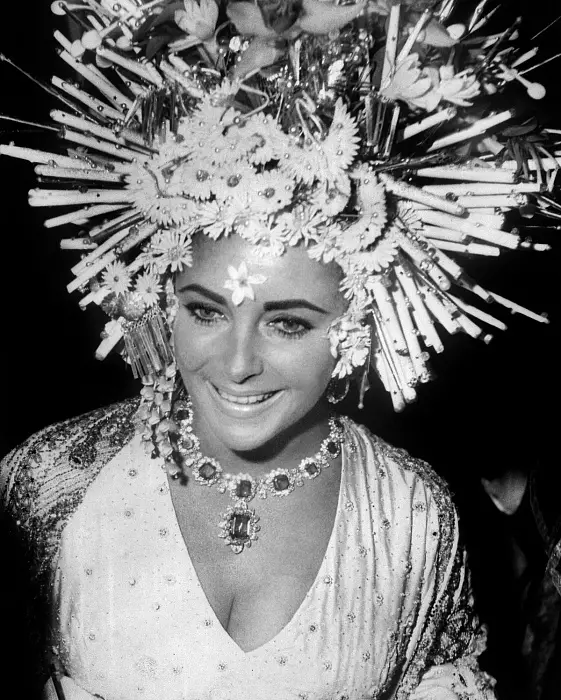 Si Elizabeth Taylor nagsul-ob og platinum, esmeralda ug diamante nga kwintas (1962) litrato # 3