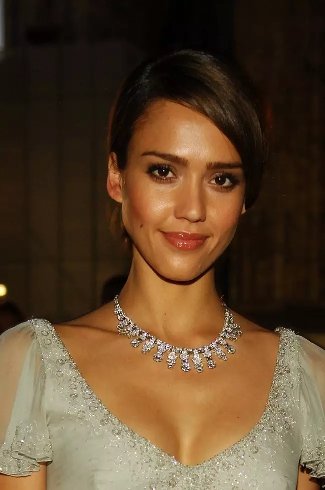 Si Jessica Alba nagsul-ob og platinum ug diamante nga tiara nga kwintas (1935) litrato # 4