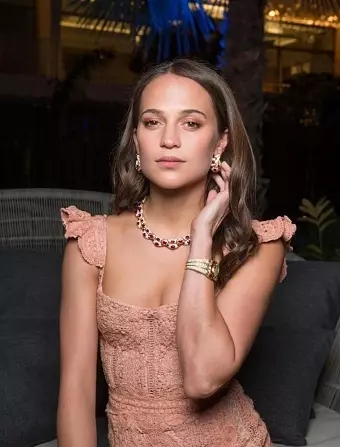 Η Alicia Vikander φοράει ένα κολιέ και σκουλαρίκια από χρυσό με ρουμπίνια και διαμάντια (1994) φωτογραφία # 7