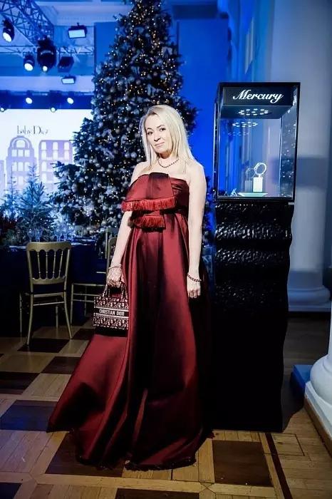 For the evening, Yana Rudkovskaya chose a Mercury necklace and bracelets from the Color collection (white gold, rubies, diamonds) and a bracelet from the Classic collection (white gold, diamonds). photo No. 5