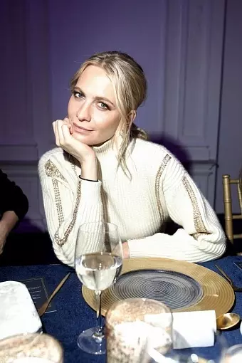 UPoppy Delevingne ujongeka kubunewunewu kwisidlo seKrisimesi uJo Malone eLondon ifoto # 1