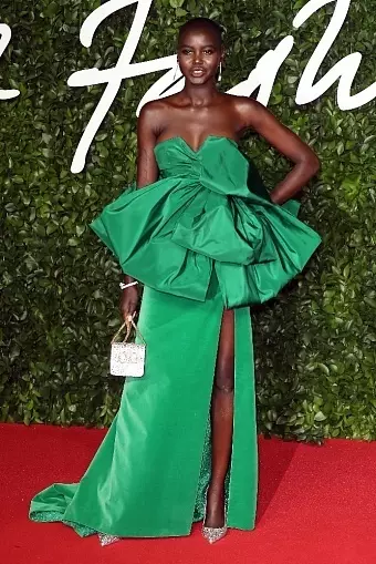 Adut Akech em vestido Valentino e joias Chopard foto nº 1