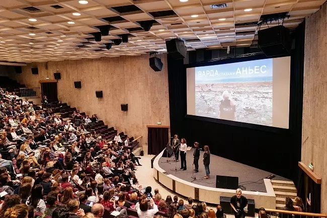 Nadezhda Obolentseva en andere gasten van de première van de film 