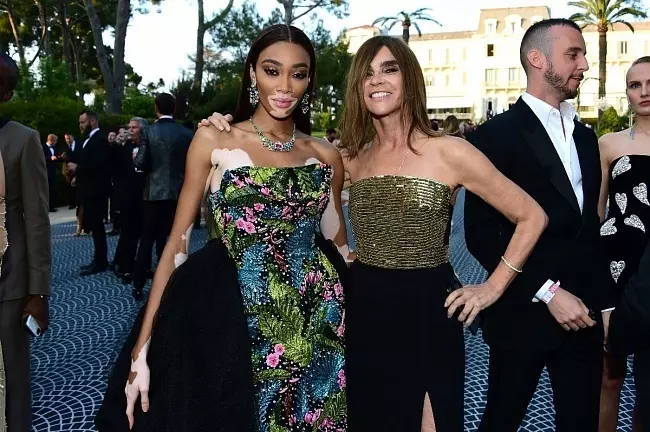 Winnie Harlow ۋە Karin Roitfeld نىڭ سۈرىتى # 7