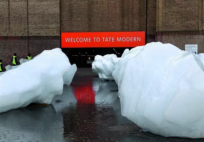 Olafur Eliasson. Ice Watch, 2018. Iisblokken foar de Tate Modern, yn 'e stêd en oare distrikten fan Londen as oprop om nei te tinken oer globale opwaarming foto # 2