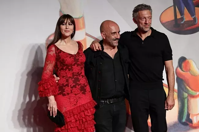 Monica Bellucci lan Vincent Cassel mlaku ing karpet abang kanggo pisanan sawise foto pegatan # 2