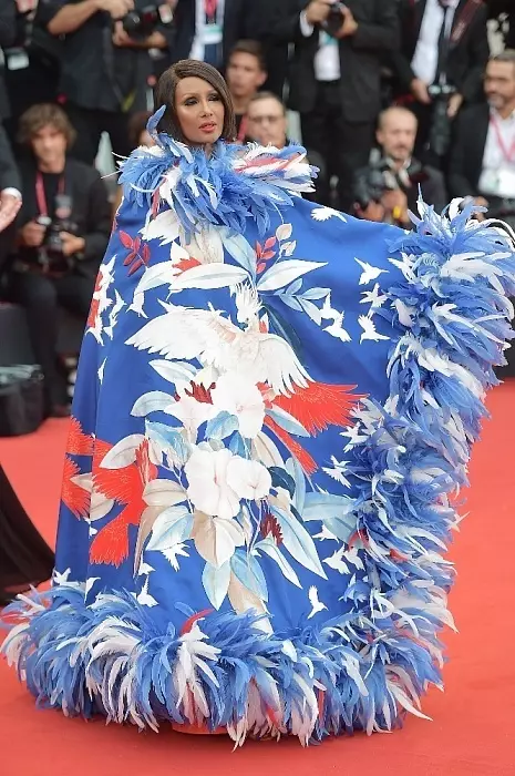 Iman dalam Valentino Haute Couture foto # 1