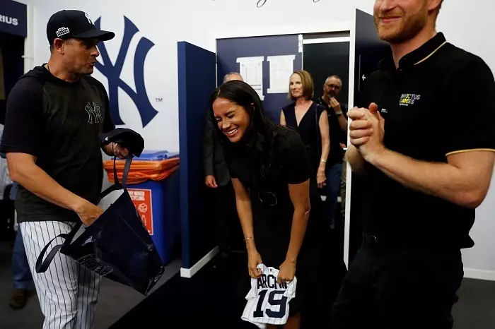 Meghan Markle na Prince Harry batunguranye bagaragaye kumafoto yumukino wa baseball # 2