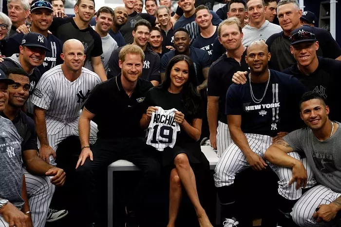 Meghan Markle și Prințul Harry au apărut în mod neașteptat la fotografia #3 a jocului de baseball