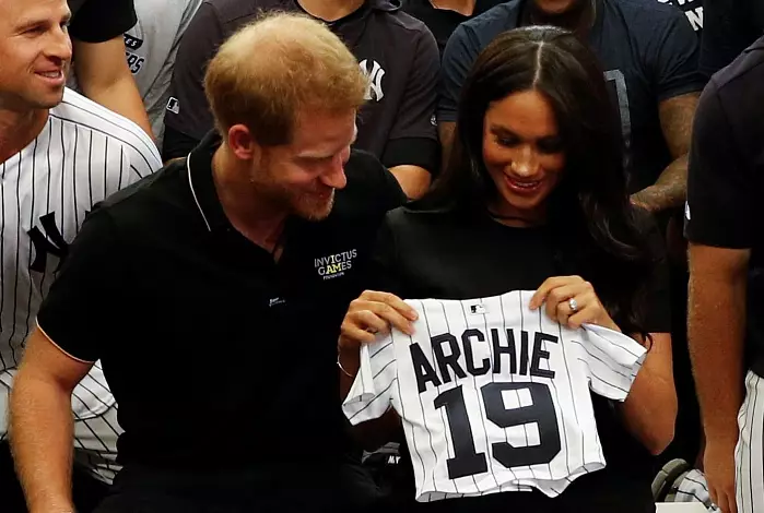 Meghan Markle na Prince Harry mu buryo butunguranye kubafana bagaragaye kumafoto yumukino wa baseball # 4