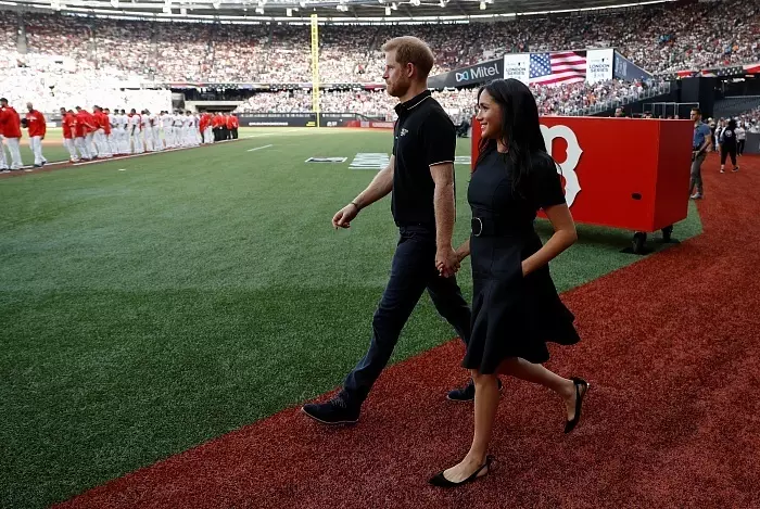 Meghan Markle sy Prince Harry tsy nampoizina ho an'ny mpankafy dia niseho tamin'ny lalao baseball sary # 5