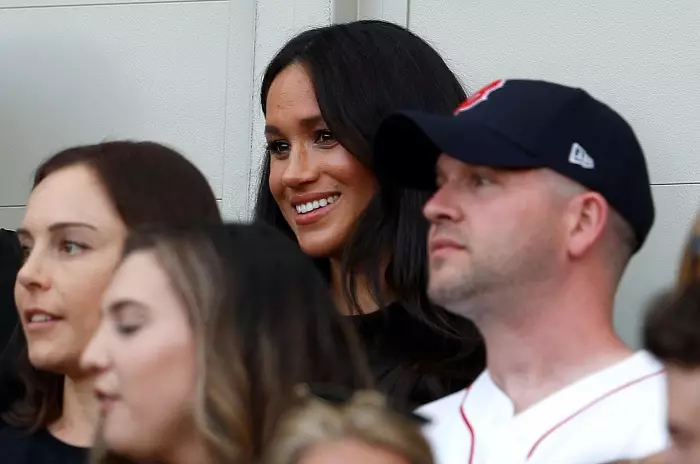 Meghan Markle na Prince Harry mu buryo butunguranye kubafana bagaragaye kumafoto yumukino wa baseball # 6