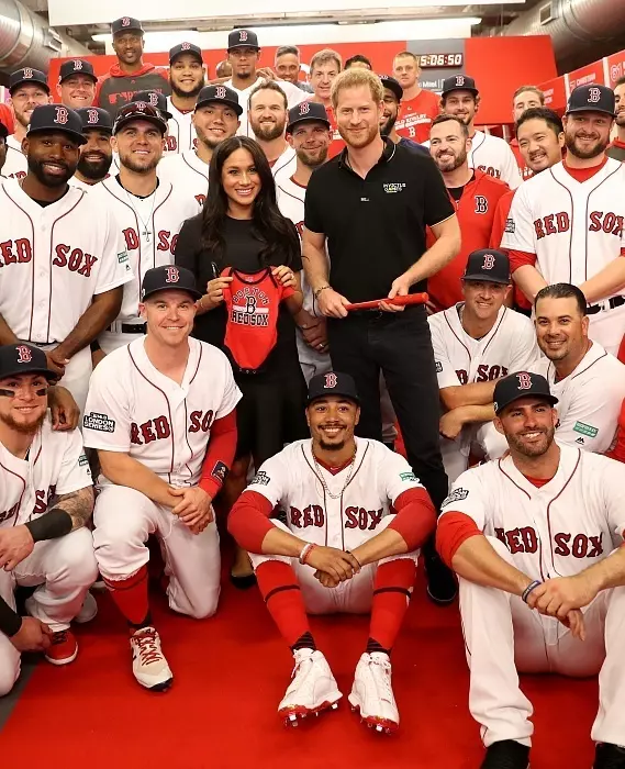 Meghan Markle na Prince Harry batunguranye bagaragaye kumafoto yumukino wa baseball # 7