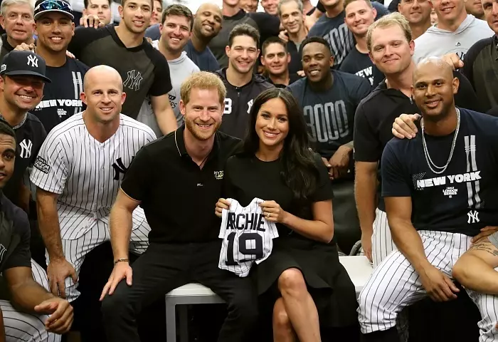 Meghan Markle sy Prince Harry tsy nampoizina ho an'ny mpankafy dia niseho tamin'ny lalao baseball sary # 8