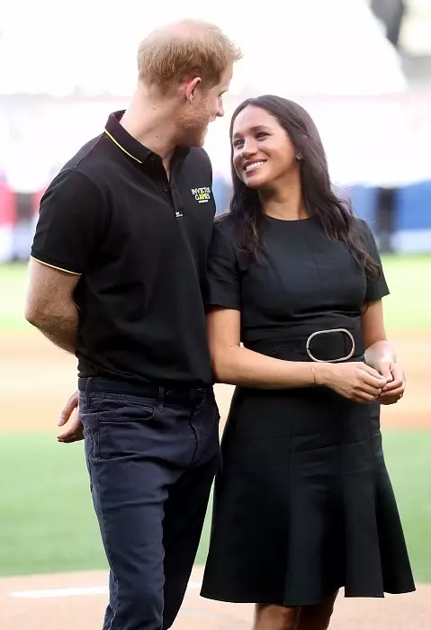 Meghan Markle na Prince Harry mu buryo butunguranye kubafana bagaragaye kumafoto yumukino wa baseball # 9