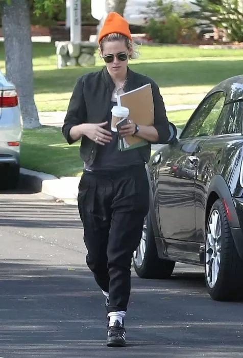 Kristen Stewart, 2015. Kristen's nije kapsel skodde in protte, mar de stjer fielt har noch altyd fertrouwen. foto nr. 10