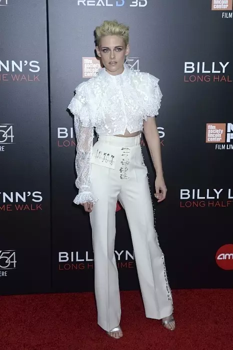 Kristen Stewart, 2016. Stewart jest prawdziwą supergwiazdą, bez względu na to, co nosi. Jednak nadal bardzo do niej pasują eleganckie i kobiece stroje. fot. nr 13