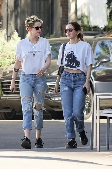 Kristen Stewart nrog ib tug phooj ywg, 2016. Nag hmo nyob rau hauv ib tug chic Chanel tiab, hnub no nyob rau hauv ib tug T-shirt thiab ris ntauv txhav. Qhov ntawd yog qhov Stewart yog txhua yam hais txog! daim duab naj npawb 14