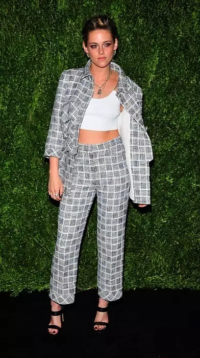 Kristen Stewart, 2017. Mae pantsuits wedi dod yn un o hoff driciau ffasiwn y seren. llun Rhif 15