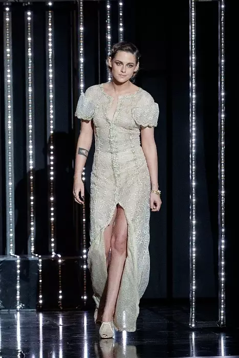 Kristen Stewart, 2018. Natur amwys Kristen eto ar waith. Ond mae hi'n teimlo mor dda mewn ffrogiau! llun rhif 19