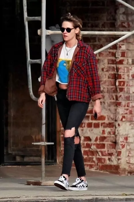 Kristen Stewart, 2018. Fan sexy mini oant ripe jeans en sneakers - foar hert en siel. foto nûmer 24