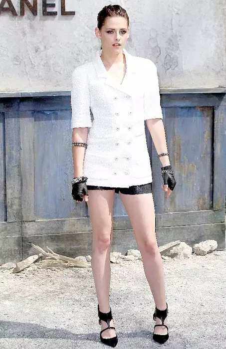 Kristen Stewart, 2013. Stewart započinje saradnju sa Chanel. Sada će se sve češće pojavljivati ​​u javnosti u kreacijama Karla Lagerfelda. fotografija br.6