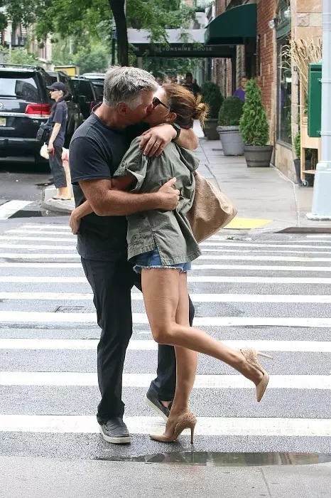 La edzino de Alec Baldwin konigis la malĝojan novaĵon pri ŝia kvina gravedeca foto # 3