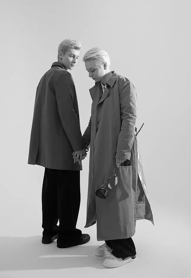 Trên Bogdan: trench coat, Diego M; quần tây, Mango; giày thể thao, Geox Na Taso: trench coat, Diego M; áo sơ mi, H & M; quần tây, Mango; giày thể thao, ảnh Geox # 2