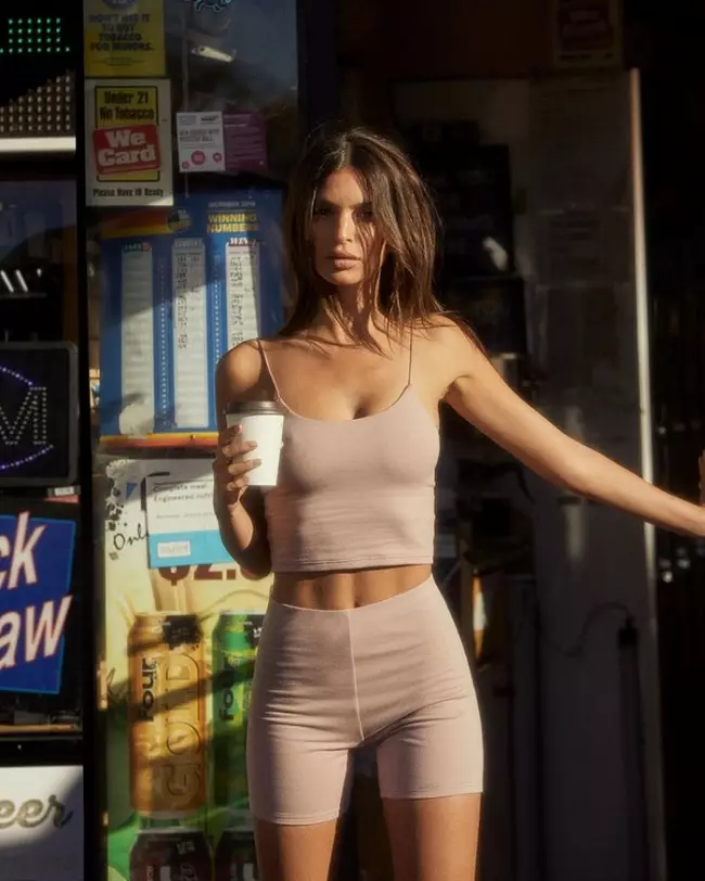 Emily Ratajkowski dia nanolotra fanangonana sary atin'akanjo sexy # 7