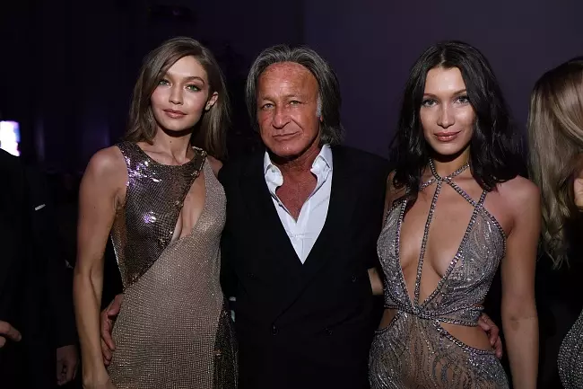 Gigi og Bella Hadid með föður sínum mynd númer 4