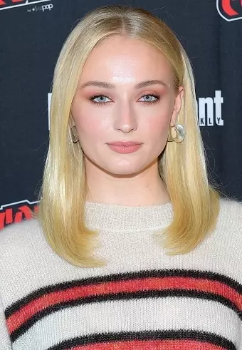 Haca beatha Hollywood: Rúin áilleacht Sophie Turner grianghraf # 2