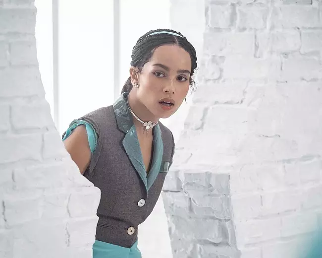 In Wonderland: Zoe Kravitz vo vianočnej reklamnej kampani Tiffany & Co fotka číslo 1