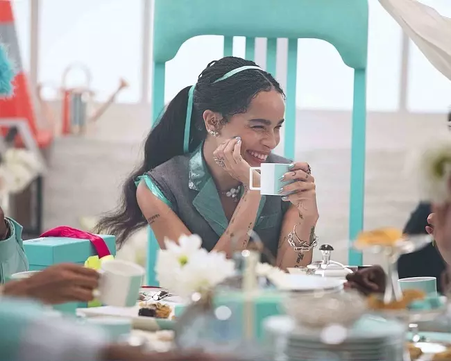 Katika Wonderland: Zoe Kravitz katika kampeni ya tangazo la Krismasi ya Tiffany & Co picha namba 3