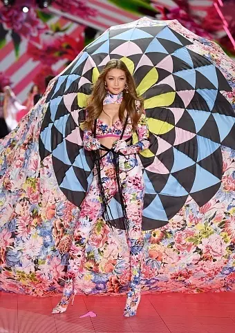 Pergalingas Gigi Hadid ir Kendall Jenner sugrįžimas į „Victoria's Secret“ šou 3 nuotrauką