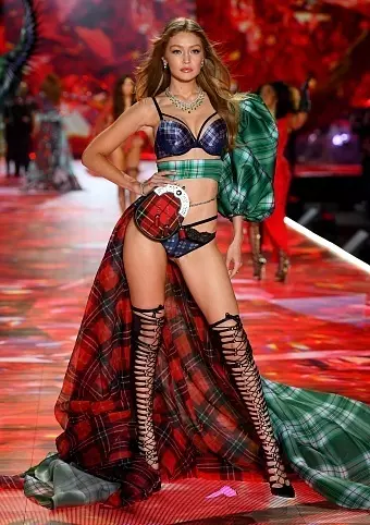 Pergalingas Gigi Hadid ir Kendall Jenner sugrįžimas į „Victoria's Secret“ šou 4 nuotrauką