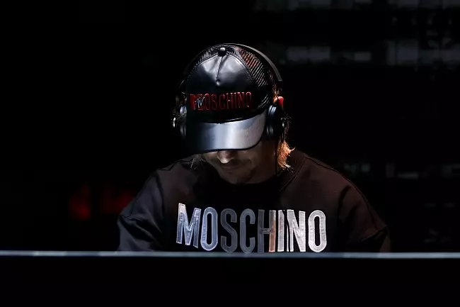 Generácia MTV: ukazuje MOSCHINO [tv] H&M fotku č. 9