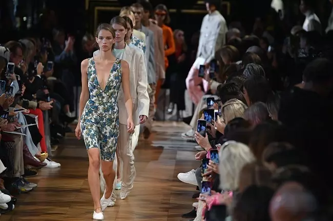 Modevertoning Stella McCartney lente-somer 2019 foto # 3