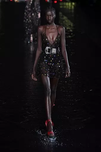 بقعة كبيرة: عرض Saint Laurent لربيع وصيف 2019 الصورة رقم 11