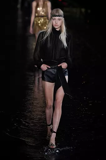 بقعة كبيرة: عرض Saint Laurent لربيع وصيف 2019 الصورة رقم 3