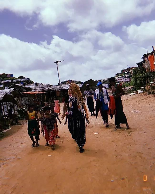 Gigi Hadid va volar a Bangla Desh amb la foto número 6 de la missió benèfica