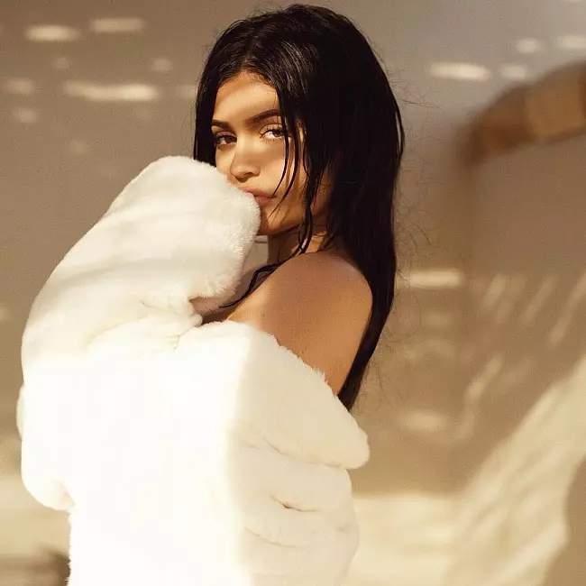 Na-arụ ọrụ na onwe gị: akụkọ ịga nke ọma nke foto Kylie Jenner # 1