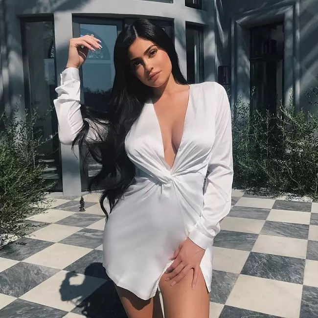 Na-arụ ọrụ na onwe gị: akụkọ ịga nke ọma nke foto Kylie Jenner # 5