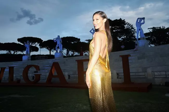 Bella Hadid yn llun # 3 Versace