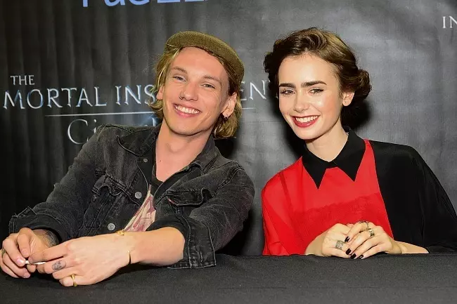 Nakipaghiwalay si Lily Collins sa kanyang boyfriend photo # 2