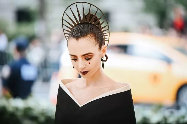 Lily Collins sa Met Gala 2018 nga litrato # 3