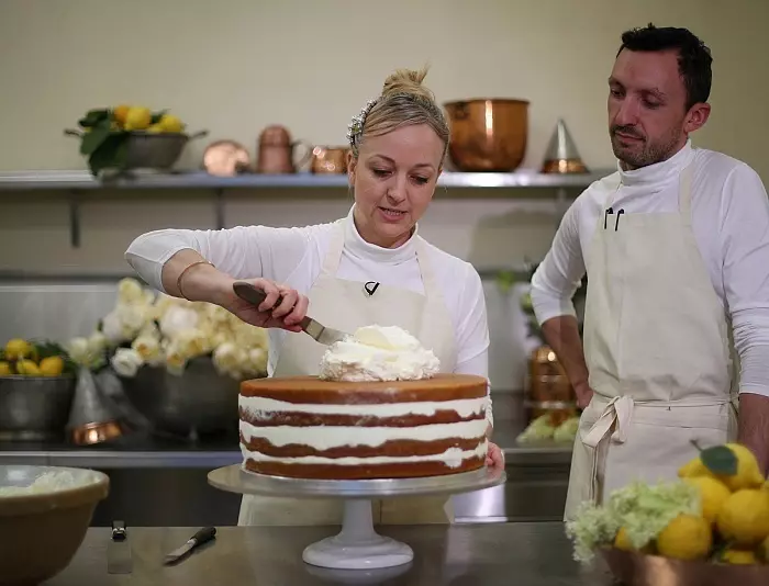 Pastry chef Claire Ptak û wêneya alîkarê wê # 1